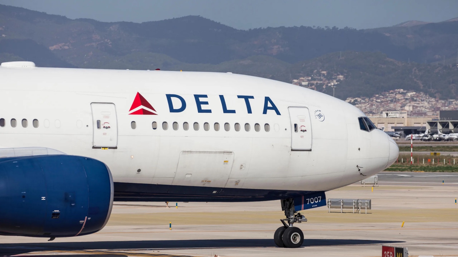 Delta Air Lines Passengers Bleed from Ears and Nose as Cabin Pressure ...